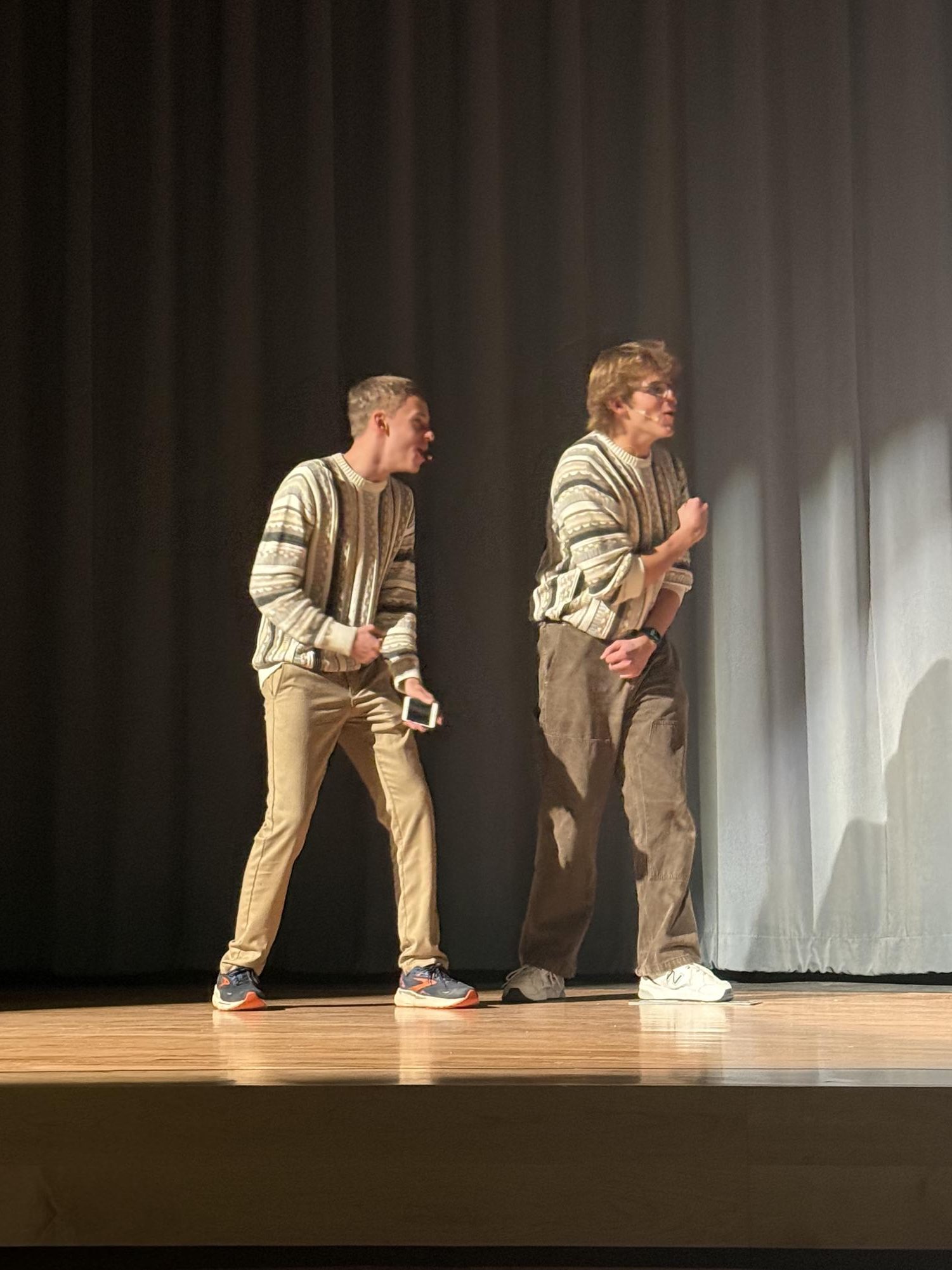 Variety Show emcees utilize comedy to guide peformance – Lantern